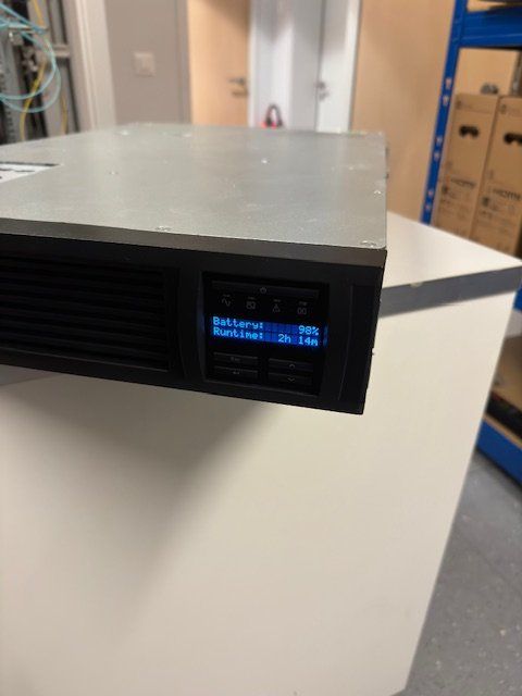 Smart-UPS 3000 (Model SMT2200RMI2UC) (Gebraucht) in Zürich für CHF 450 ...