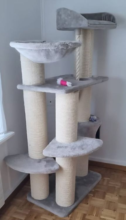 Grosser, grauer Kratzbaum für Katzen (Gebraucht) in Niederurnen für CHF ...