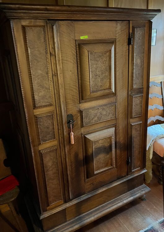 Antiker Nussholz Schrank, Barock; Beschläge fein ziseliert (Gebraucht ...