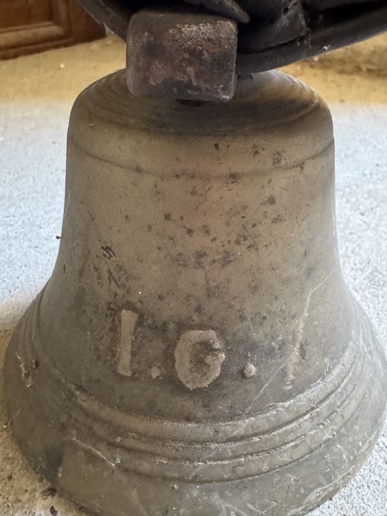 Ancienne cloche de vache en bronze avec collier cuir (Gebraucht) in Erde für CHF 102 – mit ...