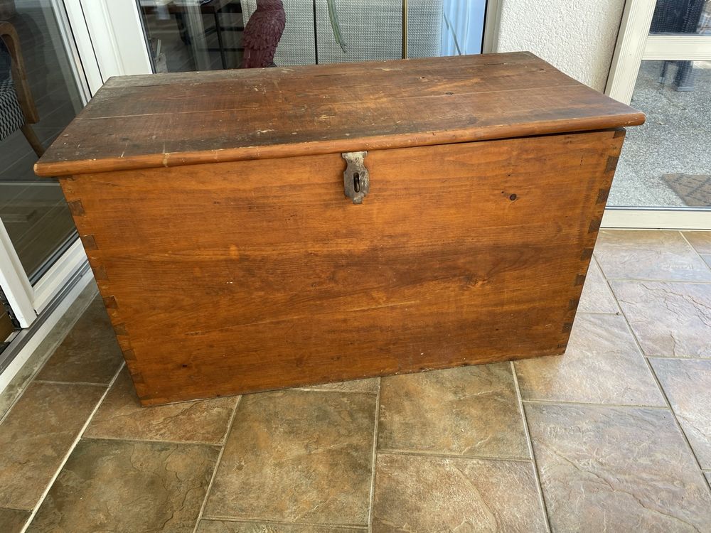 Ancien grand coffre / malle en bois (D'occasion) à Lonay pour CHF 150 – retrait uniquement ...