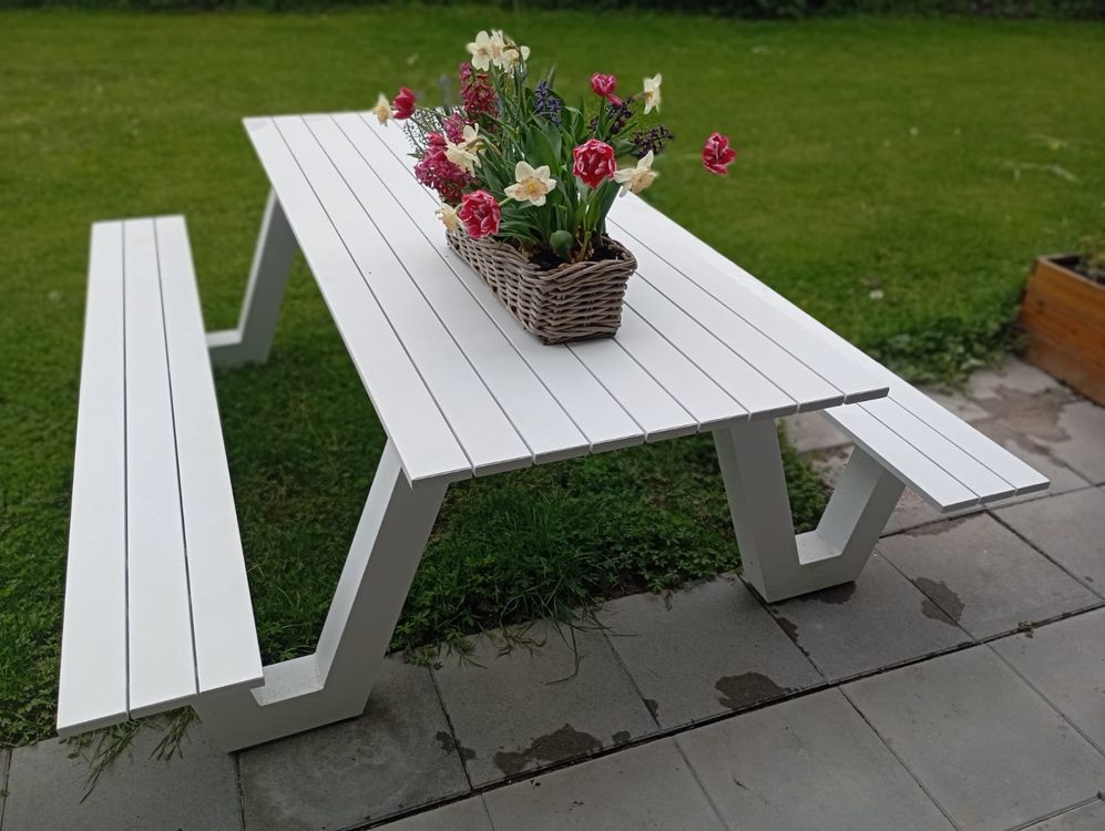 Grosse Designer Gartentischgruppe, Tisch mit zwei Bänken (Gebraucht) in ...