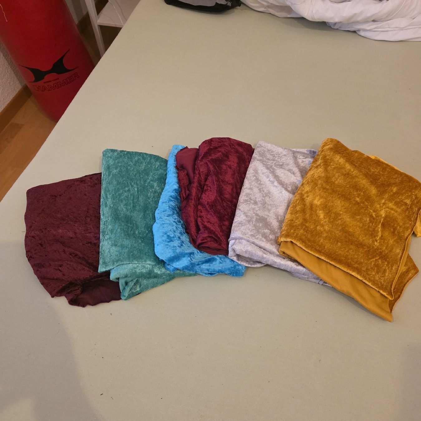 Edle Samtstoffe, verschiedene Farben, ideal für DIY! Lycra (Gebraucht ...