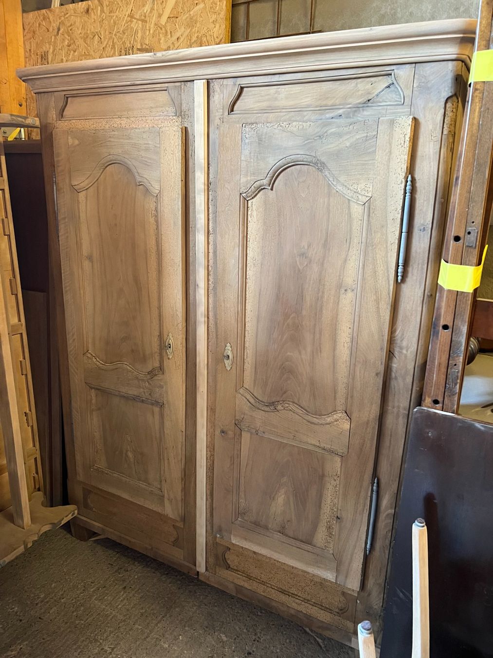 ART 969-D Armoire noyer sablé (D'occasion) à Pont-La-Ville pour CHF 499 ...