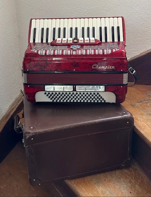 Akkordeon "Champion" Rot, S.Z. 7410 mit alten Noten (Gebraucht) in ...