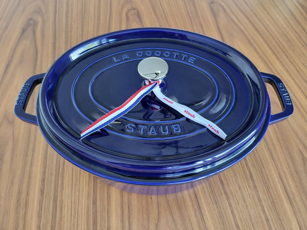 Staub La Cocotte 31 cm, oval, Dunkelblau, Gusseisen (Gebraucht) in für CHF 135 – nur Abholung ...