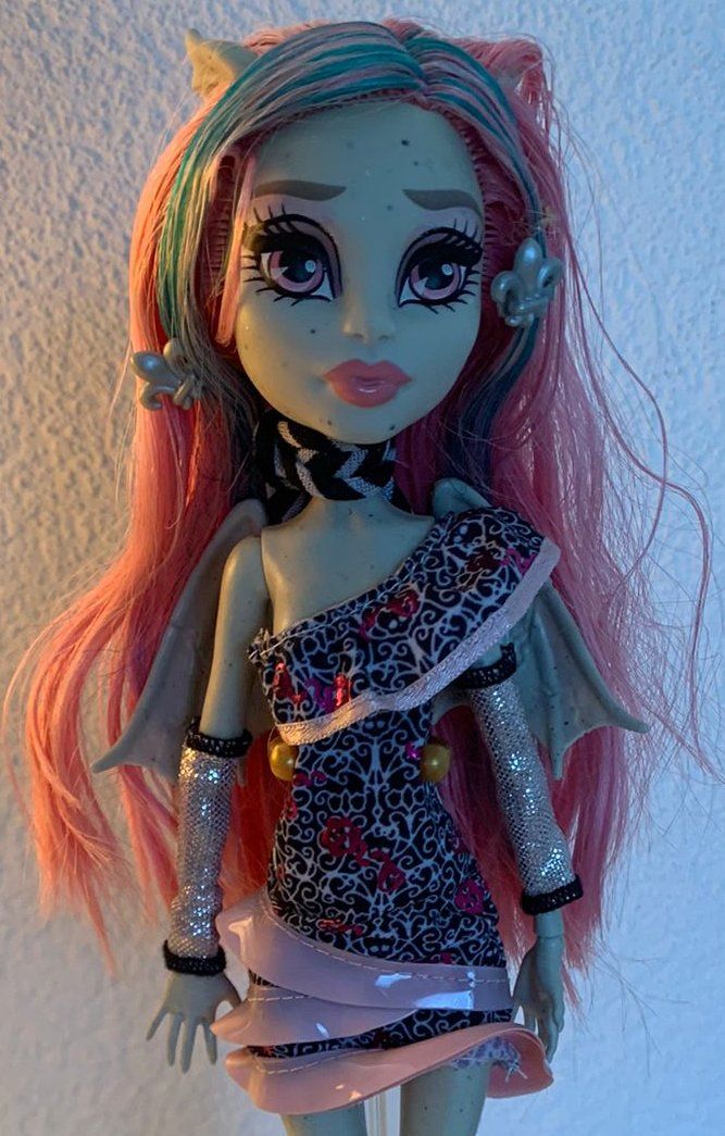 Poupée Monster After High 9 (Gebraucht) in St-Aubin FR für CHF 36 – mit Lieferung auf Ricardo kaufen