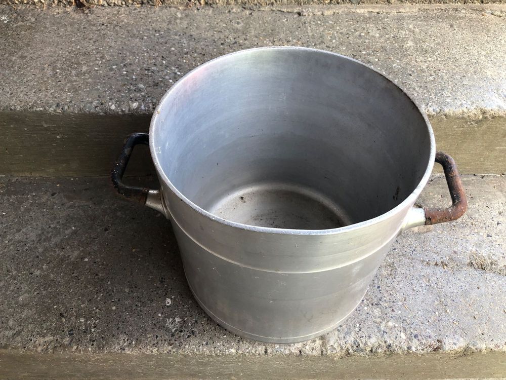 Alter Topf / Pfanne gross (Gebraucht) in für CHF 18 – nur Abholung auf ...