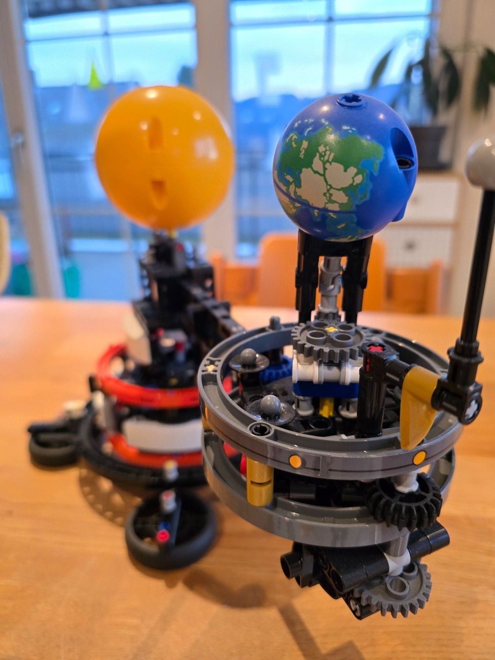 Lego 42179 - La planète Terre et la Lune en orbite (D'occasion) à ...