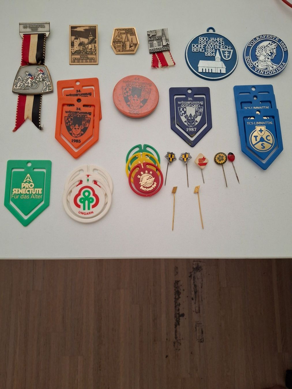 26 alte Plaketten und Anstecknadel von versch. Anlässen (Gebraucht) in ...