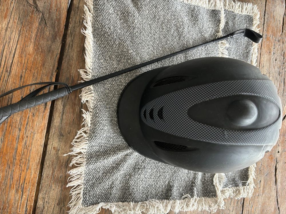 Verstellbarer Reithelm für Kinder und Frauen plus Gerte (Gebraucht) in ...