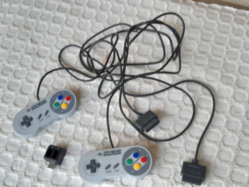 2 Super Nintendo Controller (Gebraucht) in Thun für CHF 20 – mit ...