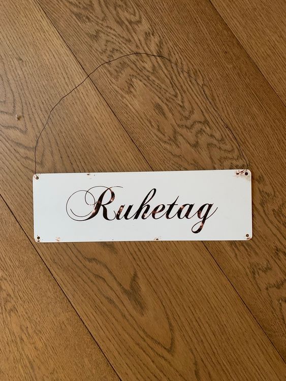 Schild Ruhetag (Gebraucht) in Lugnorre für CHF 5 – mit Lieferung auf ...
