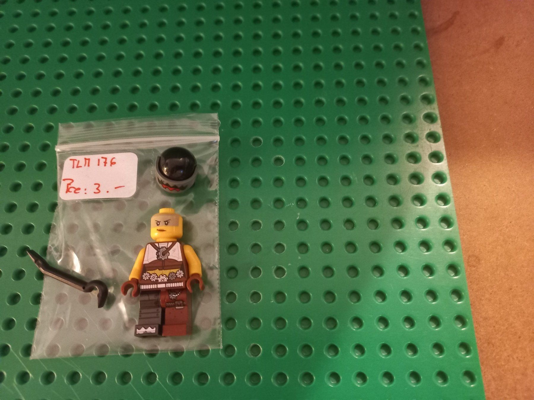 Mini figurine Lego ( Sharkira - Helmet ) (Gebraucht) in La tour de ...