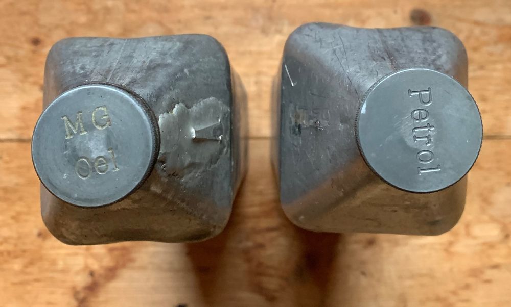 Je 1 Stk Mg Oel und Petrol Behälter | Kaufen auf Ricardo