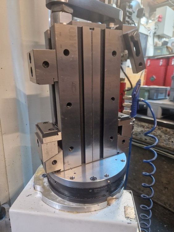 EROWA Multi Robot (PC210) + YCM TV146A 5.-Achs-Fräsmaschine (Gebraucht ...