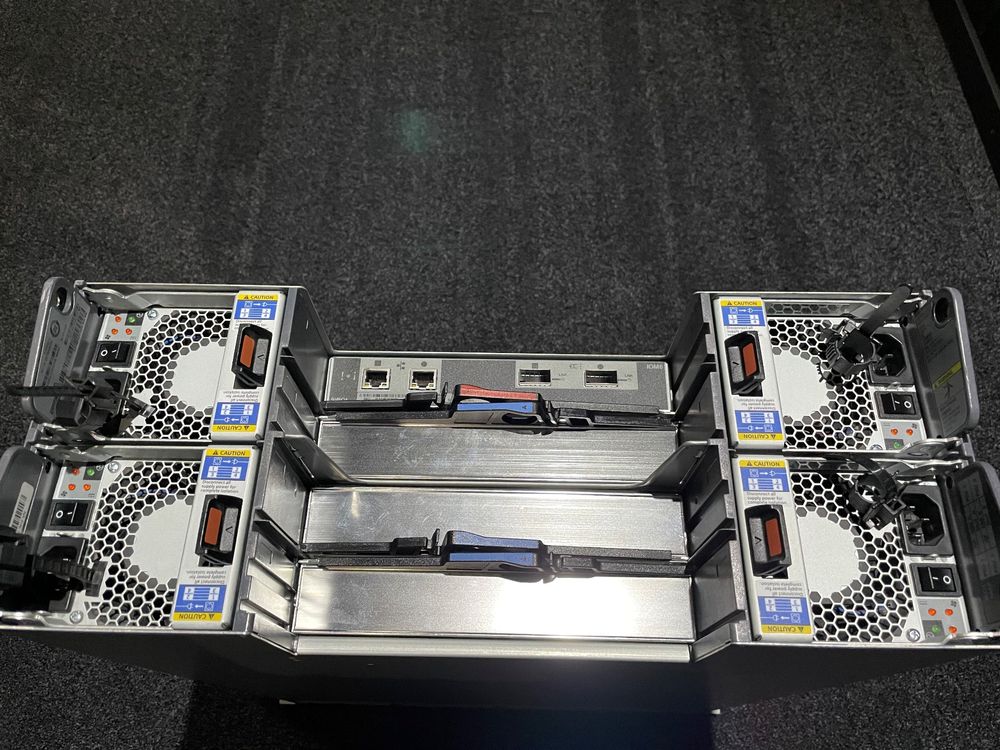 NetApp DS4243 NAJ-0801 24 Bay JBOD Disk Shelf, IOM6, 4 x PSU (Gebraucht ...