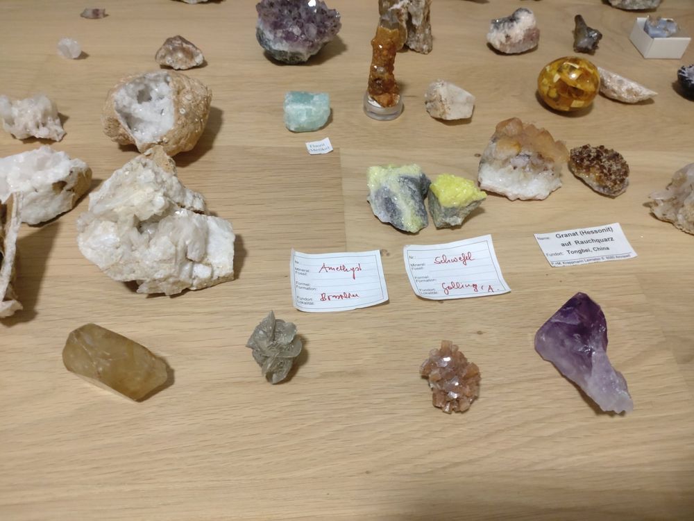 50-teilige Edelsteine / Mineralien sammlung mit Vitrine | Kaufen auf Ricardo