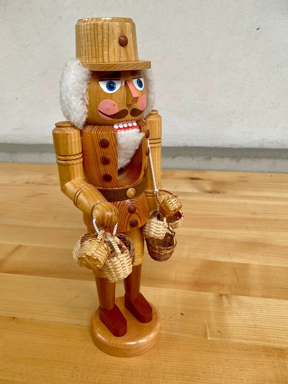 echt ERZGEBIRGE Holz Nussknacker mit Körben Vintage Deko (Gebraucht) in ...