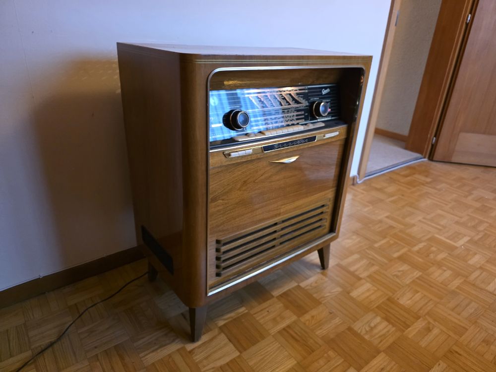 antiker Radio in sehr schönem Holzmöbel (Defekt) in Häutligen für CHF 1 ...