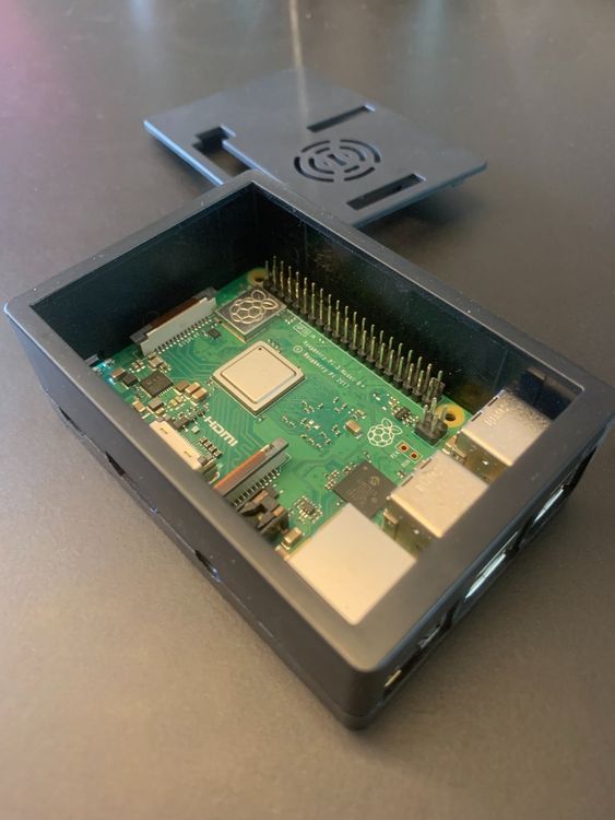 Raspberry Pi 3 Model B+ mit Gehäuse und Netzteil | Kaufen auf Ricardo