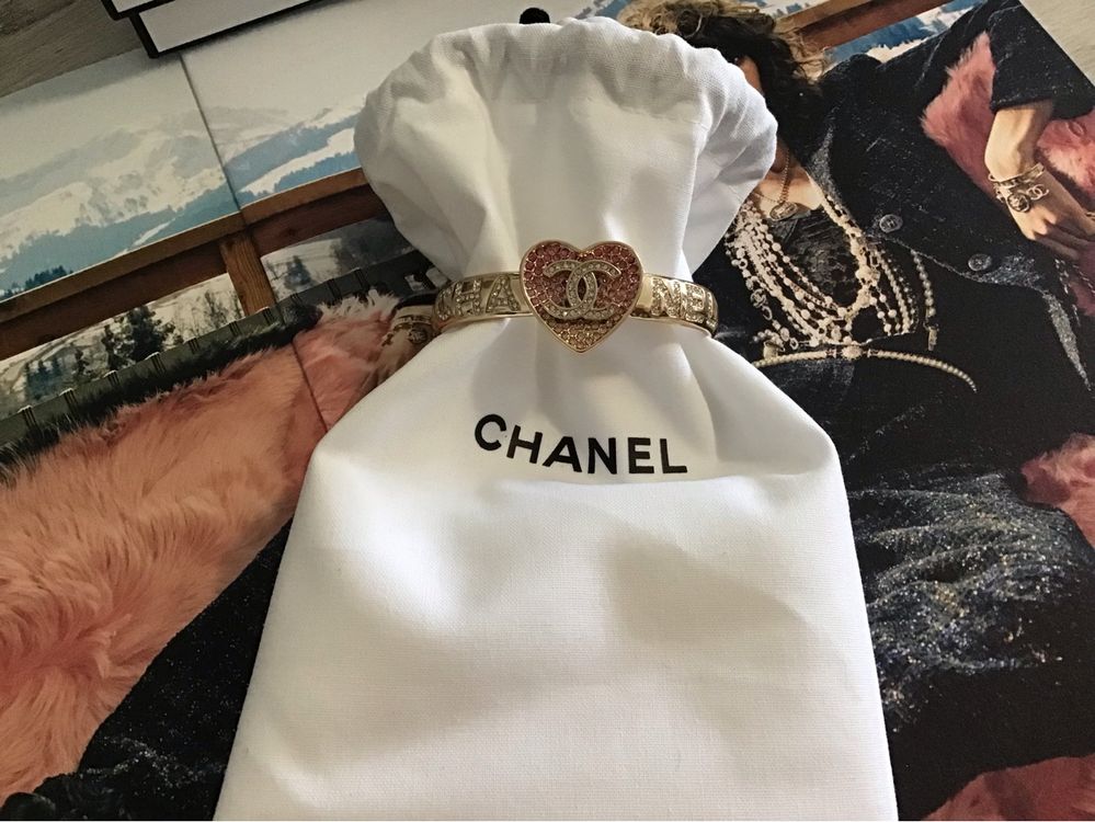 Bracelet cuff avec poinçon Chanel ♥️.Gift cosmétique. (Neu und ...