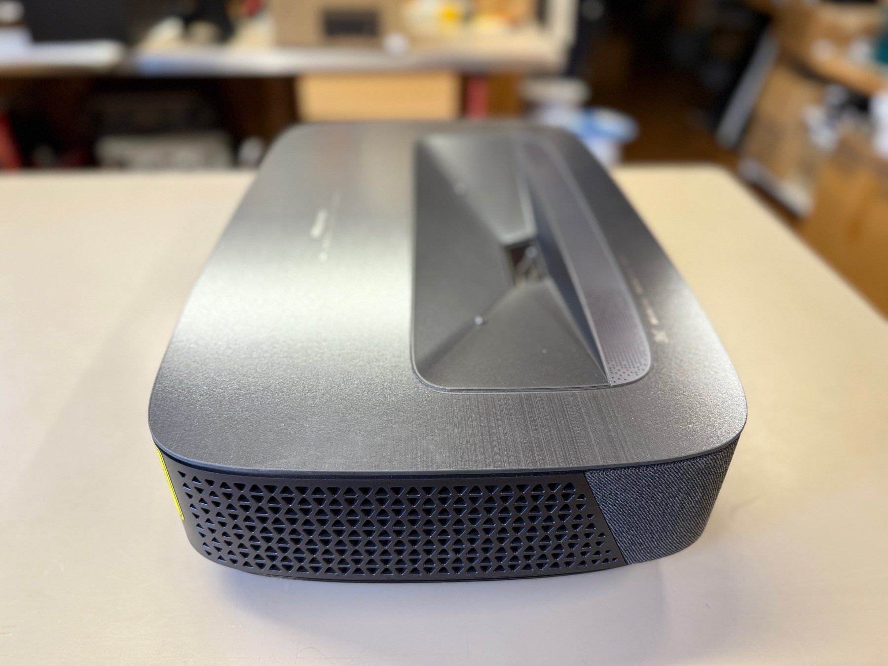 Hisense PL1 Laser TV Beamer – Showroom-Gerät – Top Zustand (Gebraucht ...