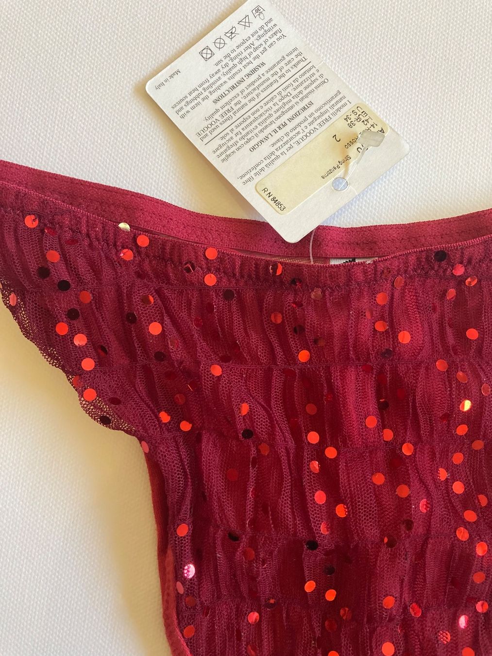 String neuf taille S (Neuf avec emballage d'origine) à Orbe pour CHF 15 ...