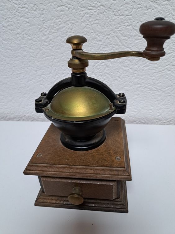 Antike Kaffeemühle, Handkaffeemühle, Vintage Mühle (Gebraucht) in Mels für CHF 7 – mit Lieferung ...