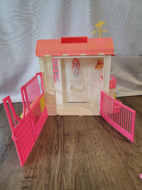 Barbie Pferd Leckermaul und Stall Set (Gebraucht) in Niederbuchsiten ...