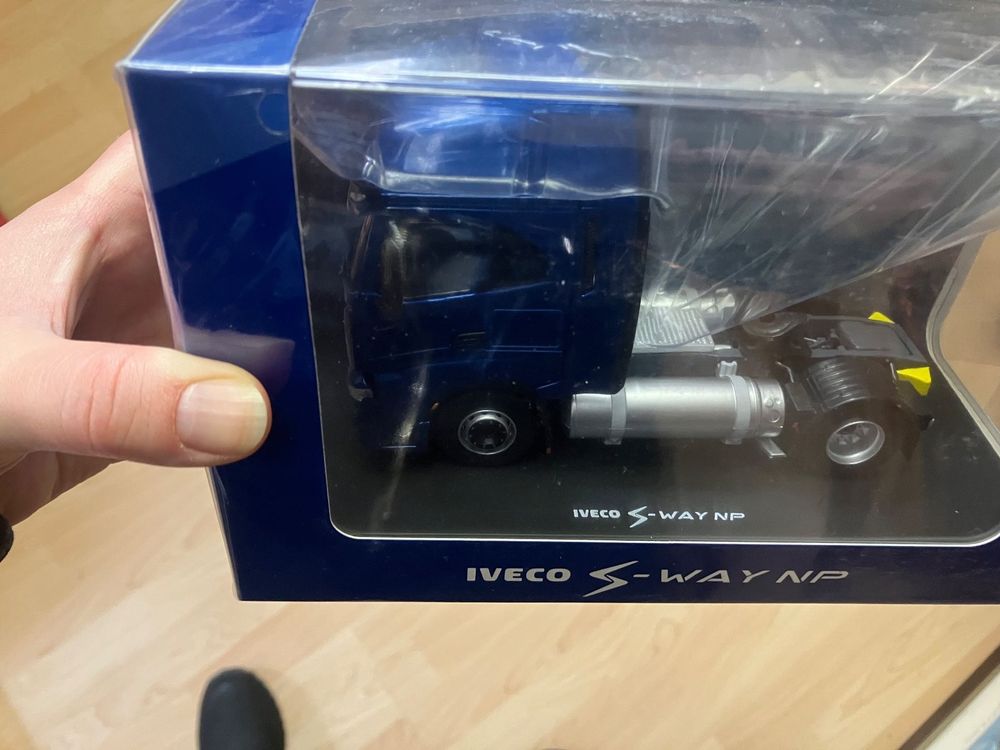 Lastwagenmodell Iveco s-way np (Neu und originalverpackt) in Wagen für ...