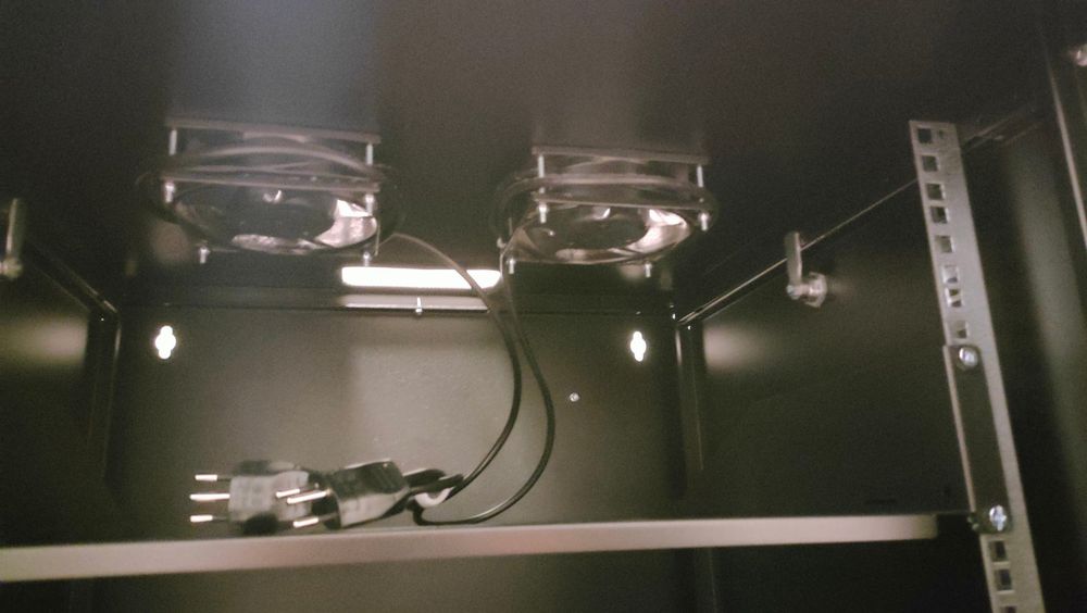 Serverschrank / Rack 15HE Schwarz mit Räder oder Wandmontage | Kaufen ...