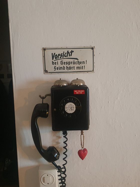 Wandtelefon mit Email Schild - Vorsicht - Feind hört mit (Defekt) in ...