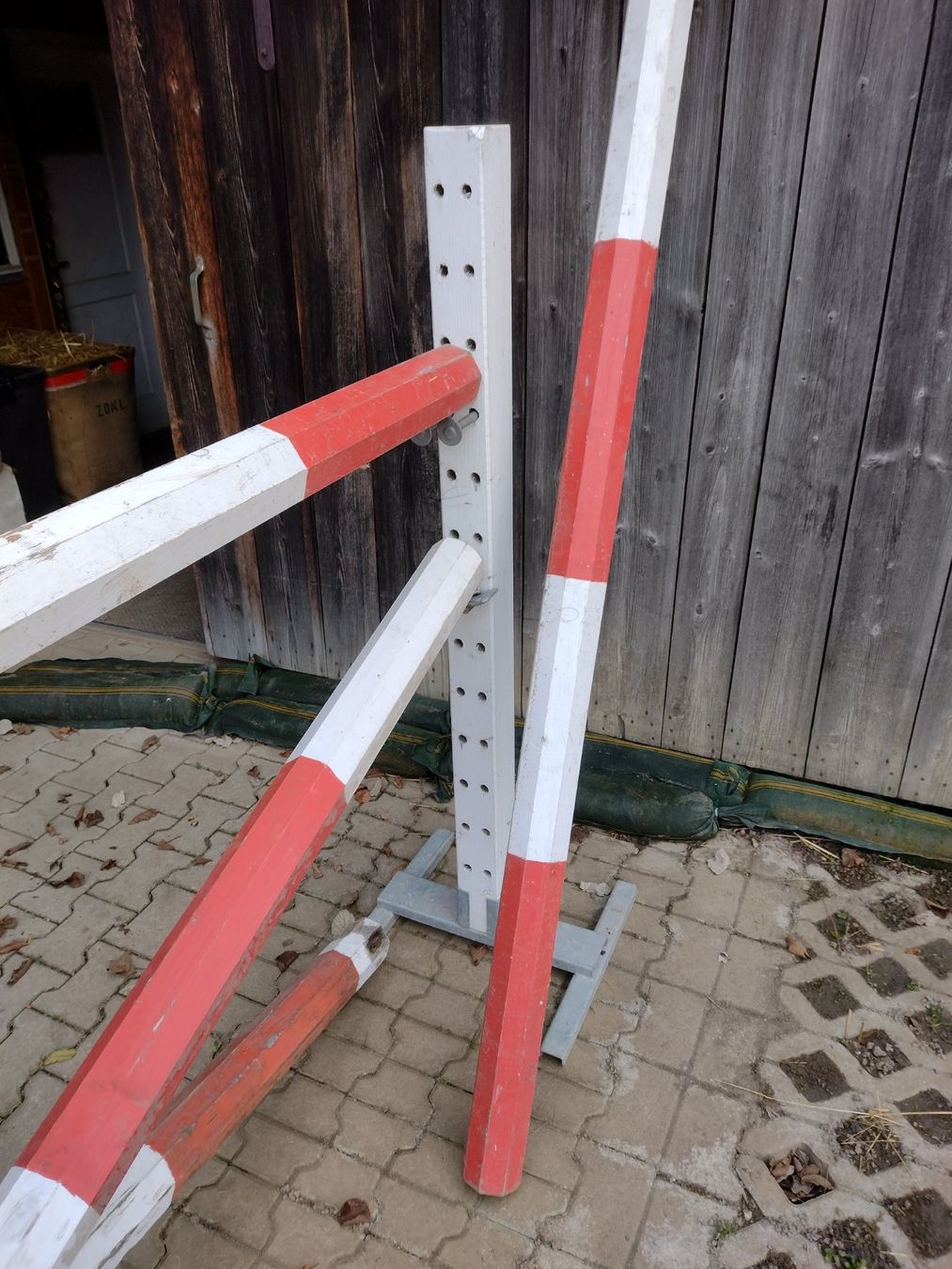 Steilsprung für Pferde Komplett 160 cm hoch mit 4 Stangen. (Gebraucht ...