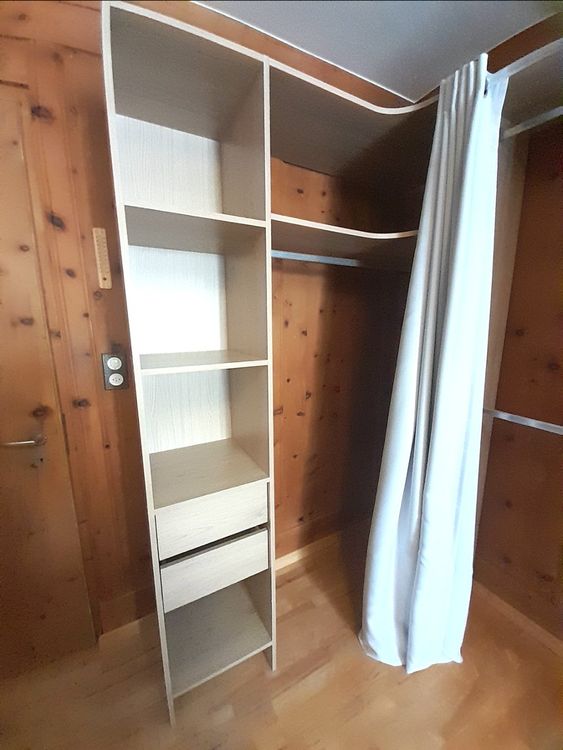 Ausziehbare Kleiderstange mit 2 Vorhängen – 205 cm (Gebraucht) in Zuoz ...