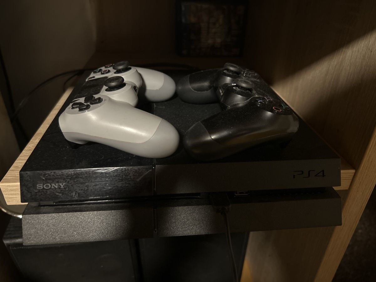 Playstation 4 Console with 2 Controllers & 3 Games! (Gebraucht) in ...