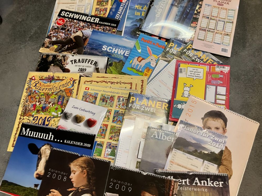 Posten neuer abgelaufener Kalender und Agendas ab 1.-Fr. (Neu (gemäss ...