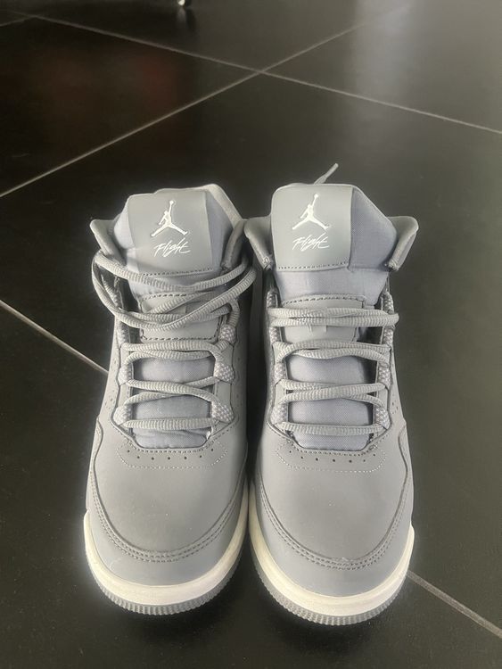 Graue Jordan Flight Schuhe, Grösse 38.5 (Gebraucht) in Bilten für CHF ...