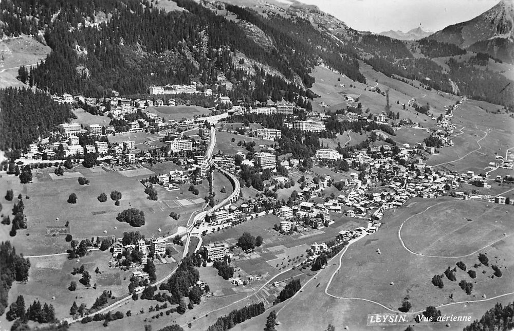 Leysin (VD) – Luftaufnahme des Dorfes Sanatoriumgebäude (Usato) a ...