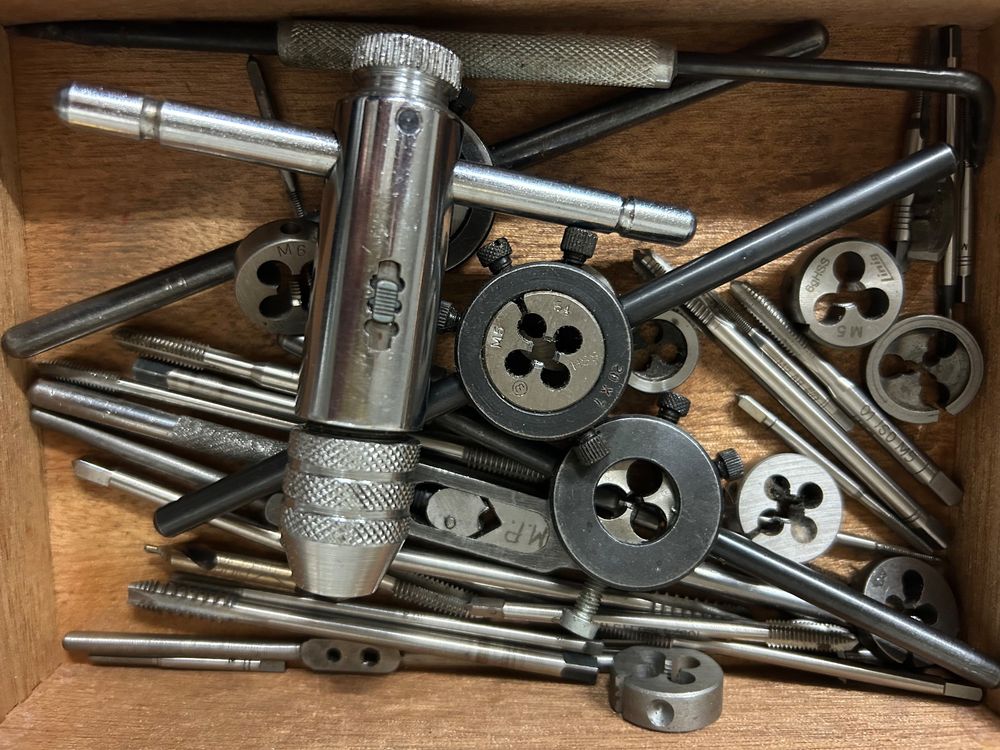 tarauds et filières, utilisé pour les opérations de filetage (D ...