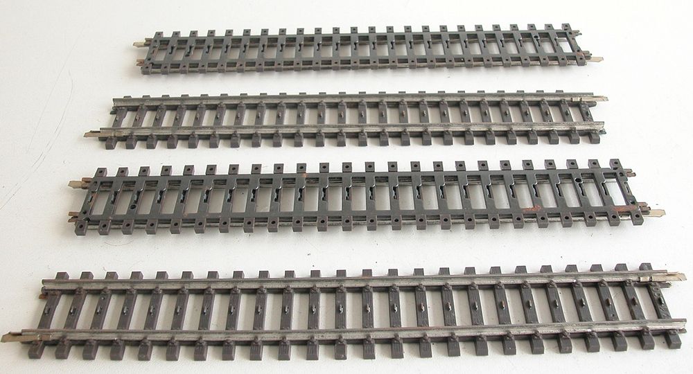 Märklin K-Gleis 10 Gleisstücke gerade 2100 Spur H0 (Gebraucht) in Oberwil BL für CHF 9 – mit ...