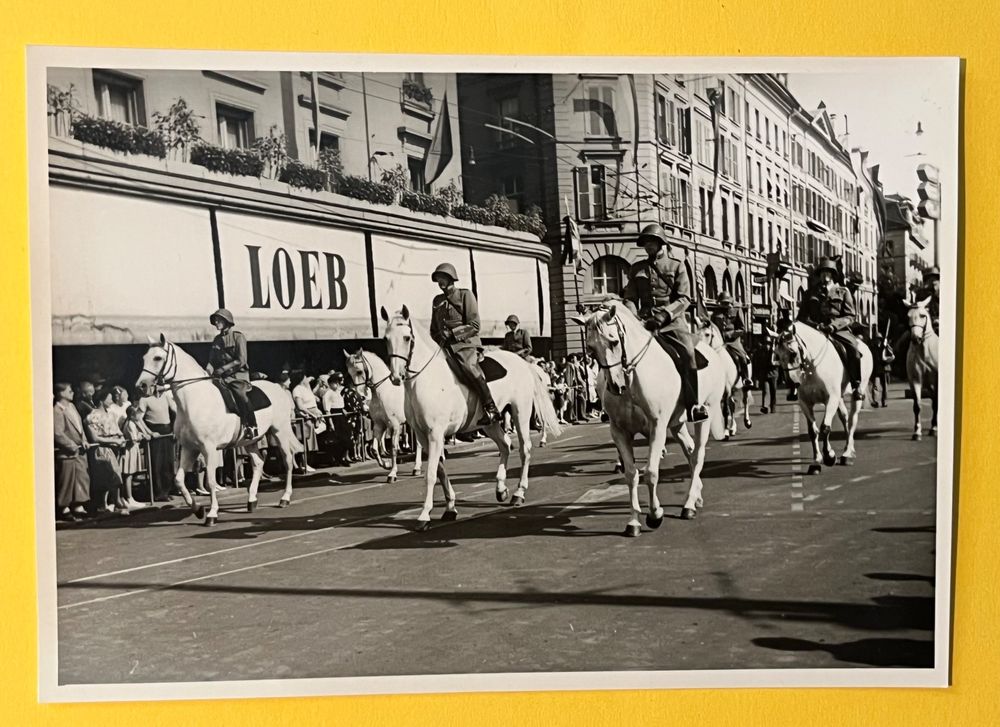 Kavallerieparade in Bern vor LOEB, Fotokarte Rohrer um 1940 (Gebraucht ...