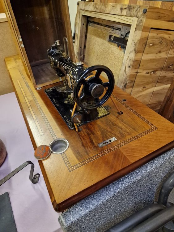 Antike sehr schöne Adler Nähmaschine | Kaufen auf Ricardo
