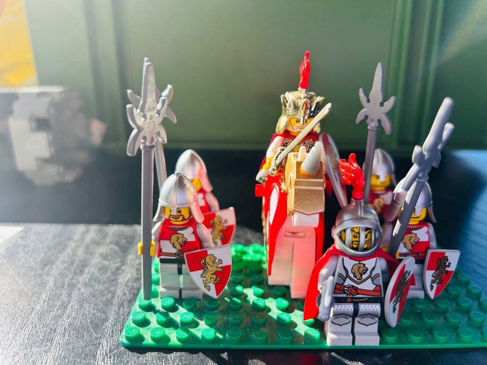 LEGO King with guards & knight. Coat red/white golden Lion (Neu (gemäss ...