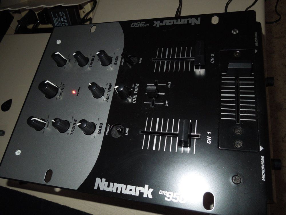 Numark DM950 mixer & Headphone (Gebraucht) in Riehen für CHF 17 – mit ...