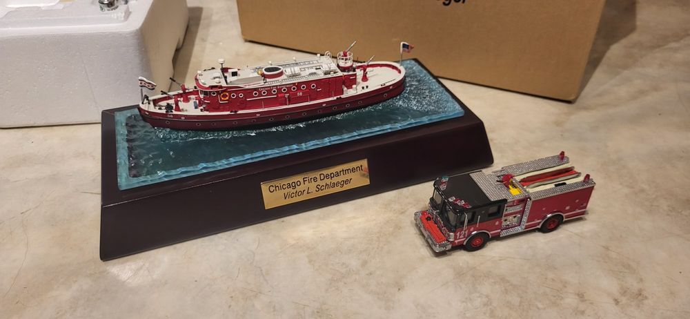 Code 3 Chicago Fire Department 2x HME Engine + 1x Löschboot | Kaufen ...