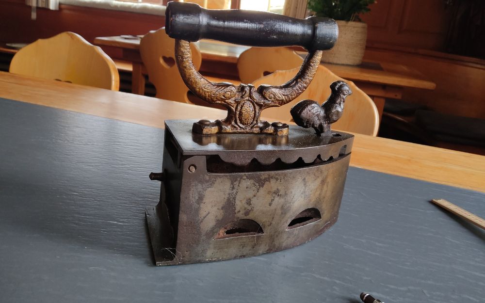 Ancien Grand Fer à Repasser a braises en Fonte avec Coq Poig (Gebraucht ...