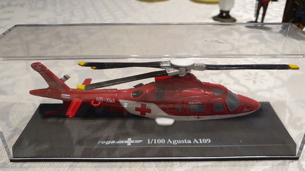 Hélicoptère REGA Agusta A109, 1/100, modèle réduit rare (Neuf (Voir ...