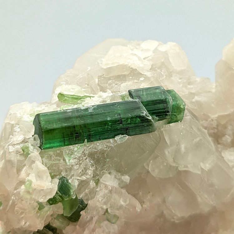 SEGMENTED ELBAITE, GREEN TOURMALINE on QUARTZ (Neu (gemäss Beschreibung)) in Balerna für CHF 75 ...