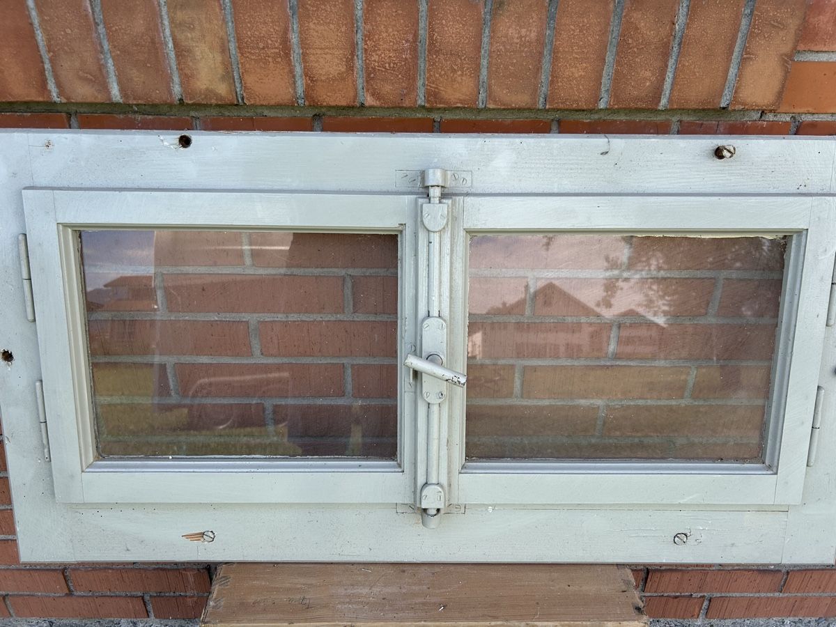Fenster mit 2 Flügeln, sehr alt. (Gebraucht) in Gwatt (Thun) für CHF 85 ...